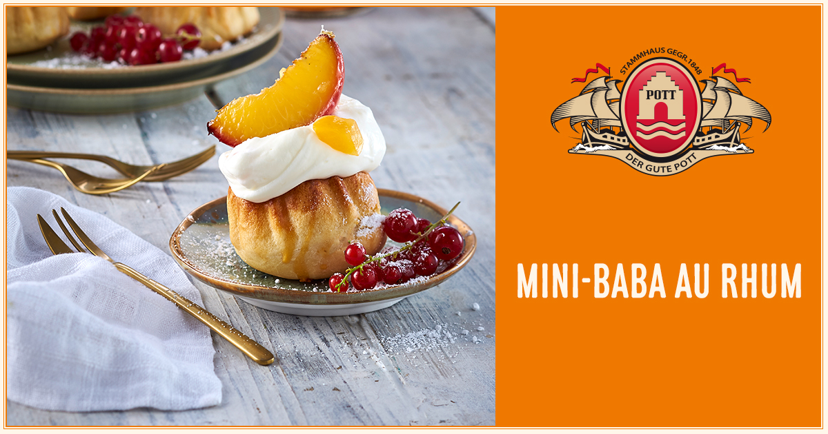 mini-baba-au-rhum-mit-aprikosen-und-schlagsahne.jpg